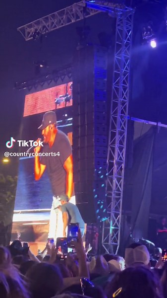 Luke Bryan🫶!! #concert #foryoupage #music #country #unitedcenter #windycitysmokeout #lukebryan