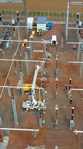 Préserver la continuité électrique même au cœur des interventions les plus sensibles sur le réseau. Dans un système électrique qui est aujourd’hui un pilier de la transition énergétique, garantir une alimentation sûre et continue est un enjeu clé. C’est là qu’interviennent les travaux sous tension : des opérations de maintenance hautement techniques qui permettent d’agir sur le réseau sans couper le courant. Plus de 260 de nos techniciens sont spécialement formés pour réaliser ce type d’actions.