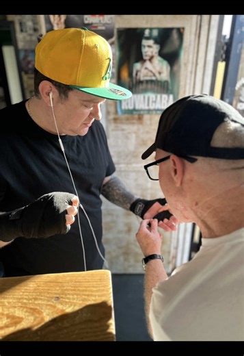 A simple handwrap, some small talk … kindness speaks volumes 🥊 #freddieroach #wildcardboxing #boxing #fightlife #legend