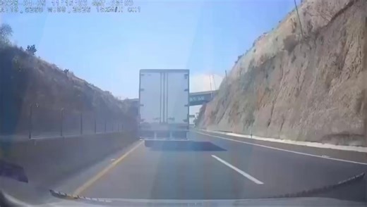 #videoviral Modus operandi, delitos y rostro de un ladrón, quedan al descubierto en video grabado por la cámara de un tráiler asaltado en la Chamapa-Lechería. Dos vehículos, una Van negra y una Pick Up blanca; 6 hombres armados, (4 en tierra y dos choferes) y equipados con inhibidores. Podrían ser los que la semana pasada as3sin4r0n a otro chofer en esta misma carretera del #Edomex https://acortar.link/EuiSop | Comunicación XXI