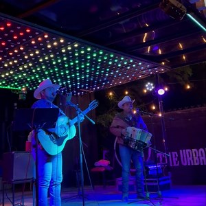 5.5K views · 41 reactions | Hoy miércoles, tenemos fara fara norteño 鸞, te puedes venir a cantar, écharte el palomazo con Farafara "Manazos". Ajuuua!!!! 8:30 pm Entrada libre | The Urban Food Park | Facebook