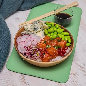 Any worldwide cuisine matches with Gorgonzola. Even the Hawaiian. Would you ever think about a Poke? Well, let’s get ready with this surprising recipe: Poke bowl with spicy gorgonzola, edamame, marinated salmon, radishes and sprouts https://bit.ly/3eMPpTW #gorgonzolapdo #recipes #quickrecipes #gorgonzolaandcuisine INGREDIENTS FOR 4: 320 g sushi rice 1.5 teaspoon of rice vinegar 250 g spicy gorgonzola 250 g edamame 4 radishes 200 gr fresh shock frozen salmon Sprouts Green part of a spring onion S