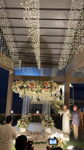 Under open skies and gentle evening light, love finds its perfect setting. ✨🌿 As the sun sets and nature whispers its blessings, this outdoor celebration unfolds with warmth, elegance, and heartfelt moments. 🌅💍 Surrounded by fresh blooms, soft lights, and the beauty of the outdoors, every detail comes together to create a truly magical wedding experience. From golden-hour vows to starlit celebrations, it’s a love story written in nature. 🤍🌸 Decorations: Paradise Flora 📞 Reserve now: 011 26