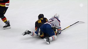 Ouin, ç’a brassé en fin de rencontre entre les Oilers et les Canucks, alors que Connor McDavid a obtenu une pénalité de match pour son double-échec au visage de Conor Garland! 😮 *McDavid aura une audience téléphonique avec le Département de la sécurité des joueurs de la LNH pour son geste. https://www.rds.ca/hockey/lnh/lnh-connor-mcdavid-expulse-apres-un-double-echec-au-visage-de-conor-garland-1.19472708 | RDS
