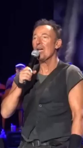 Bruce Springsteen Fan 🎸 on Instagram: "Thundercrack - Philadelphia 2016 #brucespringsteen #springsteen #estreetband #philadelphia #pennsylvania #2016"