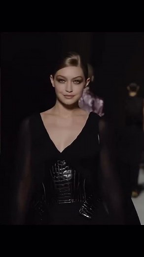 Gigi Hadid for Tom Ford Spring/Summer 2019 FashionShow #voguerunway #runway #catwalktour