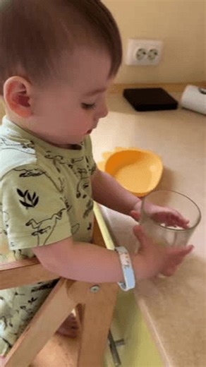 clip-4010484031-toddler-learning-drink-water-glass