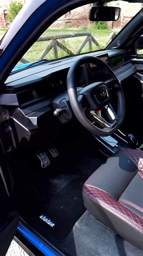 🖥️ Tecnologica come un’auto vera Dentro la nuova Ligier JS50 c’è tutto quello che serve: schermo da 10”, Apple CarPlay e Android Auto, ricarica wireless e un sistema audio Pioneer Hi-Fi Sportiva anche nei sedili, con finiture curate e tanto spazio per due. 👉 Chi l’ha detto che le microcar devono essere spoglie? #LigierJS50 #AutoGiovani #Minicar #TecnologiaInAuto #AppleCarPlay #AndroidAuto #InterniAuto #AutoCompatta #MicrocarTech | Motorionline