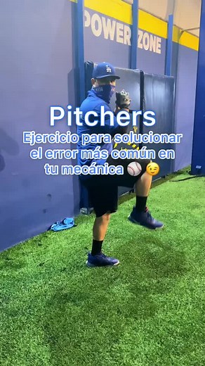 Ejercicio para mejorar la mecánica de picheo en béisbol