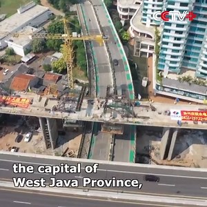 The erection of box girders on the existing railway, a high-risk project in the construction of #Indonesia's #Jakarta-#Bandung High Speed Railway (HSR), was completed on Sunday. With a design speed of 350 km per hour, the high-speed railway🚄 built with Chinese technology will cut the journey between Jakarta and Bandung, the capital of West Java province, from more than three hours to around 40 minutes. The KCIC, a joint venture consortium between Chinese and Indonesian state-owned firms that ru