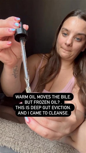 Here’s what actually happens when you freeze castor oil into capsules 👇 🧊 When castor oil is frozen and swallowed: • It bypasses your stomach acid • Melts deeper in your intestines (around the colon) • Lubricates hardened bile, old poop, and parasite nests • Stimulates peristalsis (muscle contractions to move waste) • Pulls toxins, candida, and viral residue out of tissues 🛢️ Castor oil is a natural antilymphatic, antiparasitic, and liver-moving oil. It’s been used for thousands of years … bu