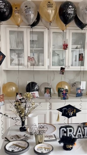 9K views · 40 reactions | Easy balloon ceiling that requires no helium - perfect for surprising your spring graduates! Tag someone to drop a hint for your graduation celebration https://bit.ly/3Qb6wnA ✨ | Party City | Facebook
