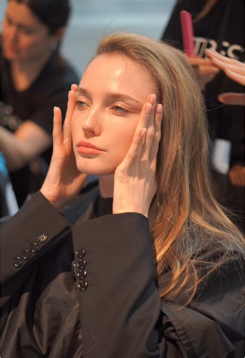 Behind the scenes and runway glory of Siriano for you my dears! 🤩 and you can have a glimpse of me working to get some interviews for our @fashionhostpodcast in new extra format! Can’t wait for you to see it, and meanwhile subscribe and watch our all previous episodes! Thank you Ruslan for this incredible video! And @Getty Images for the runway video 🥰 #Runway #backstage #nyfw #nyfw2025