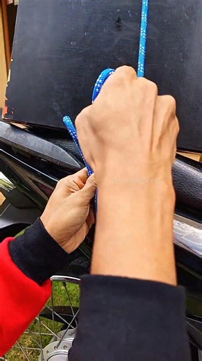 1.3M views · 10K reactions | Little known to people, This knot is useful for carrying goods on motorized vehicles #knotskills #survive #tricks #tutorial | Hafiz Munggaran | Facebook