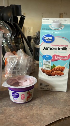 998K views · 16K reactions | Easy and simple keto/low carb smoothie. #smoothie #ketolifestyle #strawberry #strawberryshortcake #almondmilk #creamcheese #krunchyketomama | Lyndee Kinard | Facebook