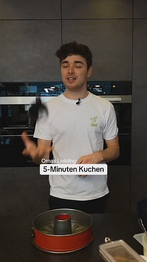 22K views · 187 reactions | Tassen oder Becherkuchen? ☕️ Das rausgeben aus der Form am Ende ist immer schwierig 﫣 Dieses Rezept und 80+ weitere findest du in meinem neuen Kochbuch. Alles wunderbar gekocht und gebacken mit Geräten von Miele @miele ad  für dich oder als perfektes Geschenk für alle, die gerne genießen! Link in meinem Profil #dominiksüss #becherkuchen #kochbuch #miele | Dominik Süss | Facebook