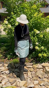 1.1K views · 1.6K reactions | Lightweight, water resistant, multiple pockets, and a lovely design?? 曆 We made this apron to have it all ☀️ Light and breathable ️ Tool-ready pockets  Easy to clean 屢 Can fold into a waist belt | Melissa Lallo Johnson - Fancy Flower Farmer | Facebook