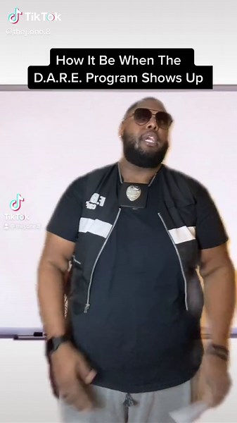 How It Be When The D.A.R.E. Program Shows Up!! 👮🏾‍♂️🚓😳😂🤣😭😭 #school #police #dareprogram #students #teacher #greenscreen #comedy #kids #fyp #fy