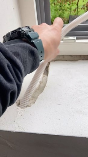 On pose un contact alarme ! Et malheureusement j’ai pas filmé la fin ! * J’ai bien ébavuré le contact mais en vidéo on voit pas mdr! * Après la soudure il faut mettre la gaine thermo pour protéger et on est bon ! * #electrician #electricity #alarme #contact #magnetique #renovation #construction #renovations #worker #btp #electricien #electricianlife | L’électricien