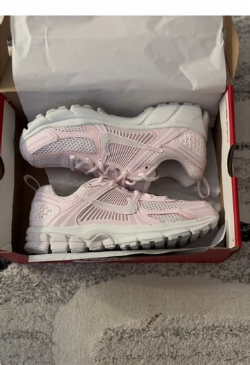 One of the most comfortable and cute color shoes ever 🎀🤍 #nike