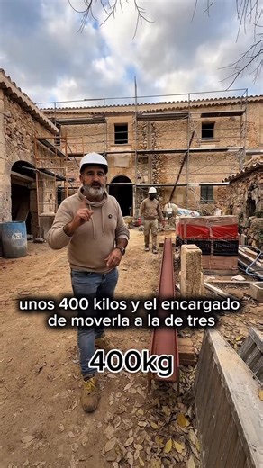 ramon.projects on Instagram: "Cargaderos y dinteles, 6.ª parte. Movimientos a la de tres, por Mamadou. La gran importancia de los trabajos conjuntos y sincronizados con materiales pesados. En esta parte se hace especial hincapié en la coordinación del equipo durante la manipulación y colocación de elementos estructurales. El conteo previo y los movimientos simultáneos reducen riesgos, evitan esfuerzos innecesarios y garantizan una ejecución más precisa. Asimismo, se destaca la necesidad de una c