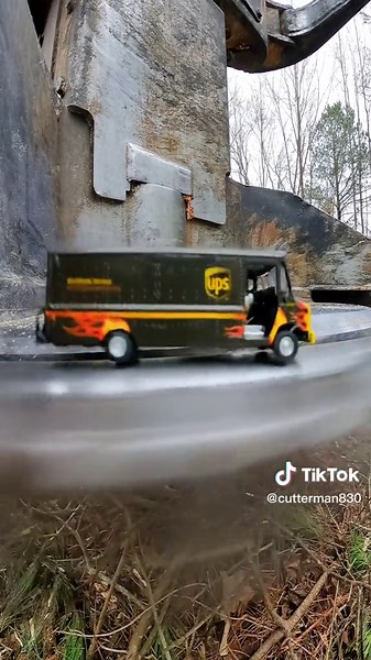 UPS Package Delivery Status Check with Cutterman 830