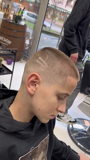 Modern Men's Hairstyles and Haircuts Tutorial with Delija the Barber