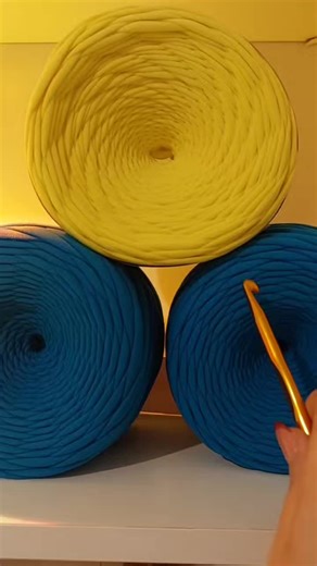 Το μακό βαμβακερό νήμα (macramé cotton yarn) είναι ένα από τα πιο δημοφιλή υλικά για την κατασκευή χειροποίητων τσαντών, ειδικά σε τεχνικές όπως το μακραμέ ή το πλέξιμο με βελονάκι.