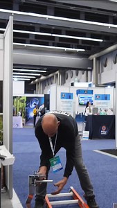 煮 Premier ou troisième barreau ? Vous vous demandez quand et pourquoi installer le stabilisateur d’échelle au 1er ou au 3e barreau ? 樂  Patrick vous explique tout dans cette vidéo ! Comprenez la différence entre les deux positions, et comment optimiser la stabilité et la sécurité selon le type de travail et la surface d’appui. #echelle #toiture #fabriqueauquebec #renovation #construction | Protecmi | Facebook