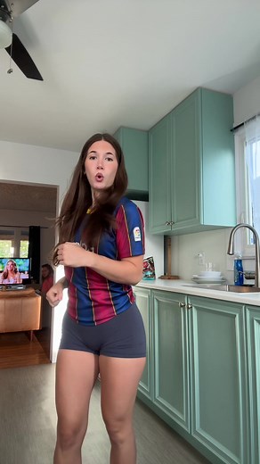 Who’s that peeking in the background? 🫢