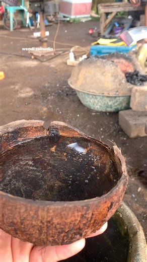 35K views · 104 reactions | Seeing the process of gilding rubber tree sap harvesting tools using water, very unique #blacksmithindonesia #blacksmithing #blacksmith #fblifestyle #tukang_besi #senikerajinan #metalwork #metalart #anvil #forgiveness | Wendi Zainudin | Facebook