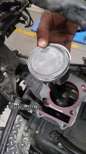 Royal Enfield Himalayan 411 piston fitting #realestate #royalenfield #carforsale #Himalayan411 | Monu Sagar Tips & Tricks