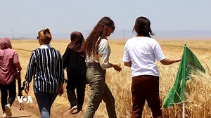 174K views · 4K reactions | Li Bakur û Rojhilata Sûrîyê jin alîkarîya cotkaran dikin jibo parastina zevîyên çandinîyê ji agir û êrîşbiran. Xwedîyên zevîyan ji karê wan kêfxweş in. Raport: Jîro Mîtanî #Rojava | VOA Kurdi | Facebook