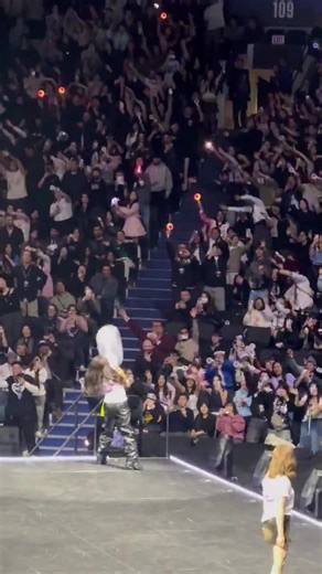 JIHYO USING THE GIANT CANDYBONG TO CONTROL ALL THE CANDYBONGS IN THE VENUE 😆 🎥maybehyeju | X #THISISFORWORLDTOUR_IN_VANCOUVER_D1 | Forever TWICE