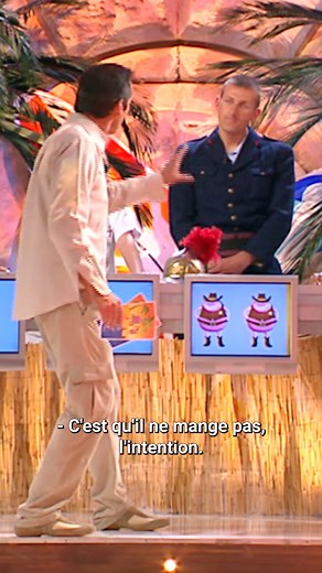 Une mini jupe et rien en bas pour accueillir son mari ! 😮 | TéléStar