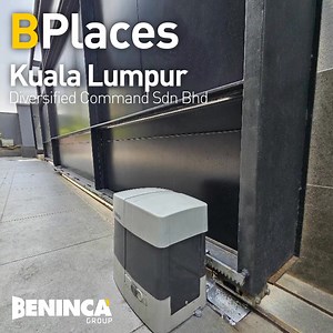 How to create a large access while maintaining the elegance of a sliding gate when space is limited? This excellent example explains it all: access to a residential patio is made possible thanks to the automation of a sliding door, which the HI-MOTIONS accessories have made telescopic. Thanks to @Diversified Command Sdn Bhd | Benincà Group