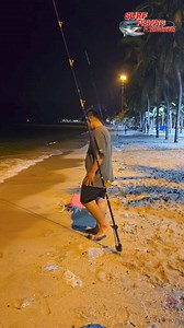 2.1M views · 10K reactions | ตกปลาใหญ่ ชายหาดบางแสน #SurfFishing #วิถีชายหาด #ตกปลาบางแสน #ตกปลาชายฝั่ง Surf Fishing Bangsaen SuperJig Lure Thailand  สลิงตกปลา Power Hunter  | Surf Fishing Bangsaen | Facebook