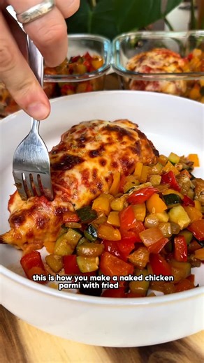 Food In 5 | Bill on Instagram: "Naked chicken parmi with 63g protein and just 427 calories per serve 🍗🍅🥒 Comment ‘recipe’ and I’ll send you a link to where you can find the full written recipe 🙌 Ingredients for 4 servings: For the chicken 🍗 1000g Chicken Breast (smash each one flat) 1 Tbsp Paprika 1 Tsp Garlic Powder 1 Tsp Onion Powder 1 Tbsp Italian Mixed Herbs 300g Passata (with Italian mixed herbs if possible) 200g Grated Mozzarella 1 Tsp Italian Mixed Herbs (sprinkled on top of the grat