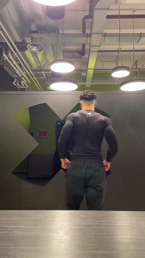 formcheck @90kg #gym #gymtok #physique #nikepro #underarmour #compressionshirt #back