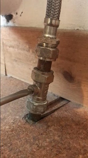 Shutting off the water supply - isolating valve #plumbing #diy