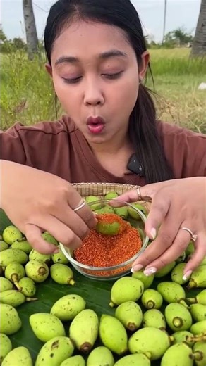 Eating tiny mango with dry spicy salt #food​ #epiceating​ #tropicalfruit​ #mukbang​ #epiceats​