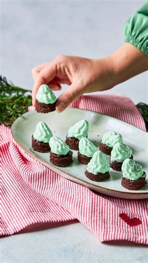 VALSEMØLLEN on Instagram: "Vi siger det bare: Brownie og jul klæder hinanden 🎄 Få opskriften! For hvem elsker ikke brownie – og hvem elsker ikke flødeboller? Bare start med en Valsemøllen Brownie-bageblanding, og top op med små juletræer af flødebolleskum. Sjove at lave – og fine at servere! Opskrift (ca. 10 stk.) Browniebund: Rør 1 pose Valsemøllen Brownie med 1 dl lunkent vand, og bag i en 15×15 cm form ved 175°C (155°C varmluft) i 25–30 min. Lad brownien køle af. Flødebolleskum: Kog en sukke