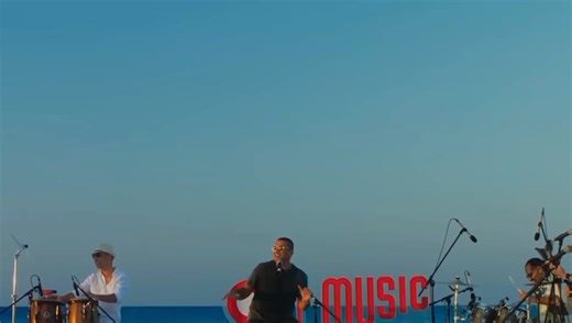 يوم تلات لعمرو دياب: الأغنية الكاملة