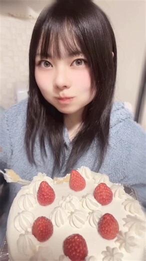 ことり on Instagram: "今年もお父さん特製ケーキ🎄.* #手作りケーキ #めっちゃシンプル"