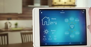 การตรวจสอบเครือข่ายไร้สายในบ้านโดยใช้ app บนแท็บเล็ตดิจิตอล: วิดีโอสต็อก (ปลอดค่าลิขสิทธิ์ 100%) 31261186 | Shutterstock