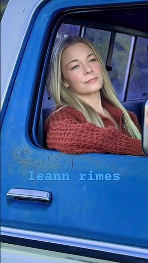 leann rimes! thought this song BLUE was patsy cline singing first time i heard it! great voice! WOW