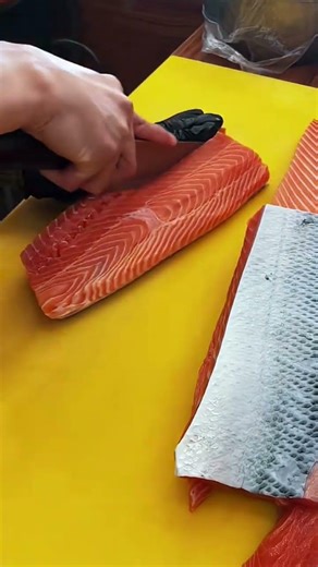 Dividing tuna into two clean parts for proper fish processing