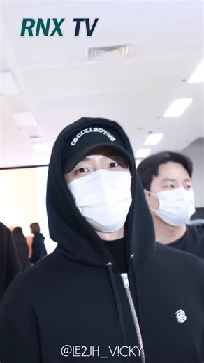 🍀𝕍𝕚𝕔𝕜𝕪(비키) on Instagram: "251215 준호, 언제나 잘생김 눈부셔 RNX tv youtube https://youtu.be/Bjf4Bf4oy7c HND 도쿄/하네다 → GMP 🛬입국 #이준호 #LEEJUNHO #イジュノ #李俊昊 #태풍상사 #TyphoonFamily #TyphoonFamily_DRAMA_FANMEETING"