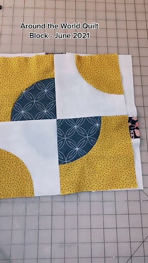 Drunkard’s Path aka Around the World quilt block! Free and easy #quiltpattern from #seweasybom - #quiltersoftiktok #quilter #foryoupage