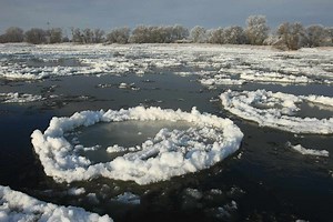 Strange Ice Circles Appear in Lakes and Rivers in Winter